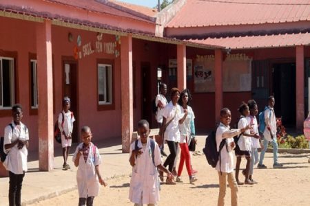 Escolas públicas absorvem mais alunos em Luanda - Portal de Angola